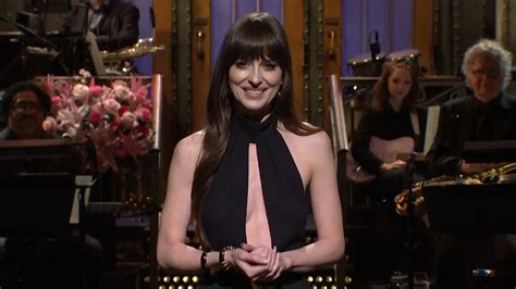 Dakota Johnson Takes The Cheekiest Dig At Donald Trump Calls Taylor