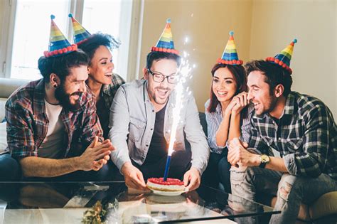 젊은 남자 친구와 함께 생일을 축 하 하면서 생일 케이크를 보고 흥분 가정 생활에 대한 스톡 사진 및 기타 이미지 가정 생활