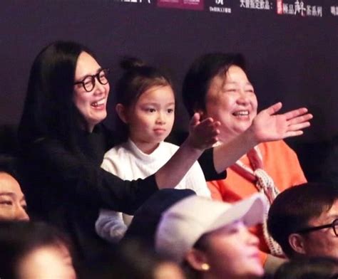 刘德华牵着女儿返港，穿父女装十分抢镜，太太朱丽倩低调殿后华仔