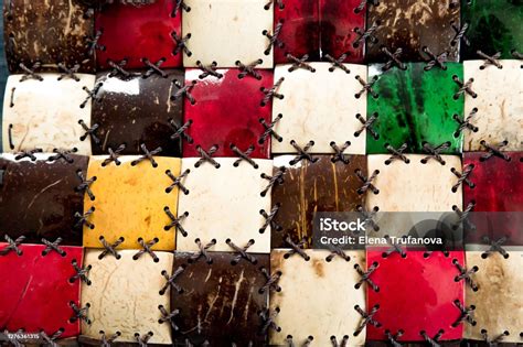 질감 모자이크 코코넛 가까운 장식은 천연 에코 재료로 만들어집니다 야자수 섬유 껍질 질감로프 컬러풀한 수제 코코넛 쉘 레이디 백 말린 식물에 대한 스톡 사진 및 기타 이미지