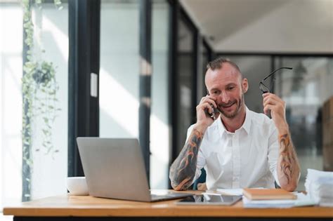 contador ou contador usando laptop enquanto conversa com smartphone com