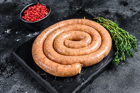 돼지고기와 쇠고기 다진 고기의 생 나선형 매운 소시지 백 백백 위쪽 보기 0명에 대한 스톡 사진 및 기타 이미지 0명 건강한 식생활 고기 Istock