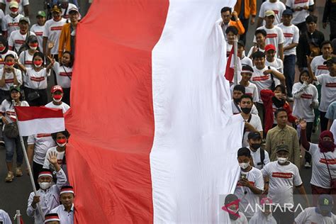 Puluhan Ribu Orang Ikut Kirab Merah Putih ANTARA News