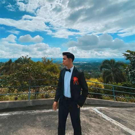 Neville Nevillejnui • Threads Say More