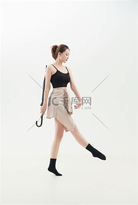 跳现代舞的亚洲舞蹈演员高清摄影大图 千库网