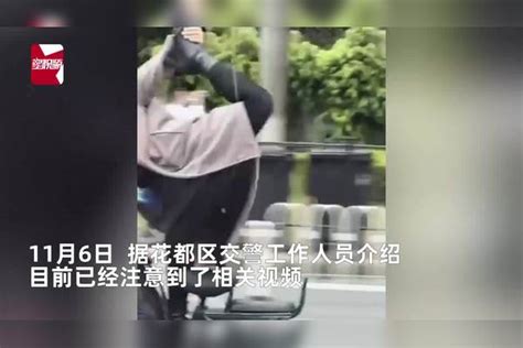 女子骑电动车练瑜伽，耍酷做御剑飞行动作，小腿掰头上单脚站立