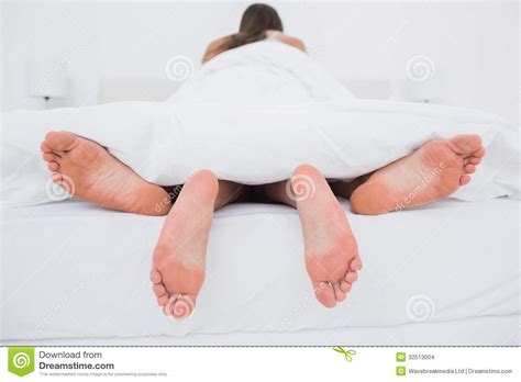 Pares Que Hacen El Amor En Cama Foto De Archivo Imagen De Amante