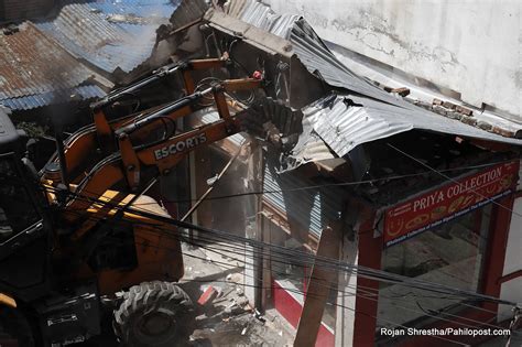 एक्सनमा मेयर बालेन भत्काइयो आरबी कम्प्लेक्सअगाडि अनधिकृत रुपमा बनाएको
