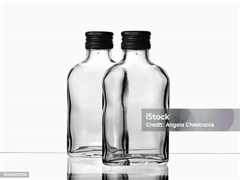 흰색 배경에 고립 된 검은 모자가있는 빈 유리 러시아어 보드카 병 1 개 병에 대한 스톡 사진 및 기타 이미지 병 보드카 작은 Istock