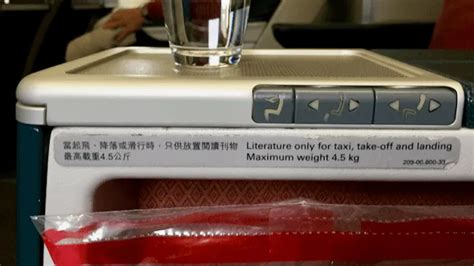 Last Minute 換機票！國泰 A330 300 區域型商務艙體驗 大阪 香港 Flyasia