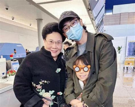 伊能静带家人出国度假，两亲姐姐近照曝光，仨姐妹一个比一个年轻