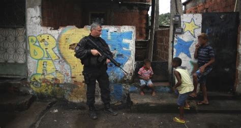 Criminosos Atacam Bases De Upp No Complexo Do Alemão No Rio Folha