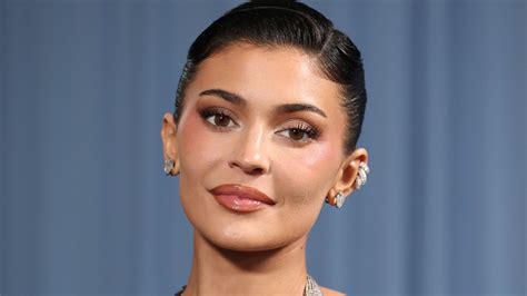 Kylie Jenners Chrome Dagger Nails Are No Joke — See Photos Allure