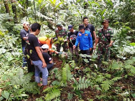 Cegah Longsor Warga Desa Desa Melung Tanam Pohon