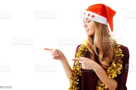 산타 클로스 모자를 쓰고 아름 다운 여자의 초상화 그녀의 손가락 빈 공간으로 흰색 배경에 고립 점 가리키기에 대한 스톡 사진 및 기타 이미지 Istock
