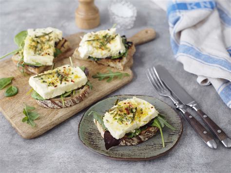 Bakad Fetaost Med Rostat Bröd Recept Zeta