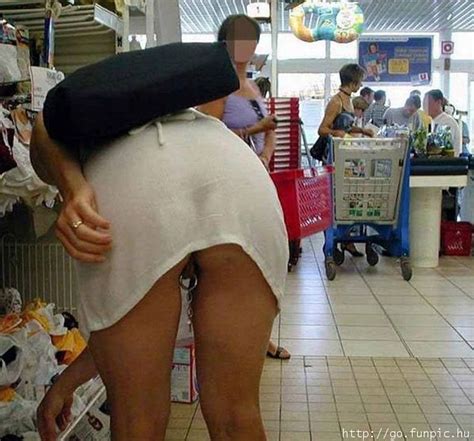SHOPPING NUDE FLASHING ShesFreaky