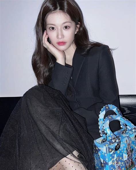 패션엔 고윤정 한복 벗어도 여신 포스 또다른 매력 시크한 블랙룩
