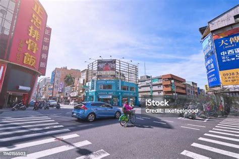 청 궁도로와 츠 칸 거리의 교통 교차로를 가로질러 자동차 모토 사이클 및 자전거로 이동 하는 사람들 거리에 대한 스톡 사진 및