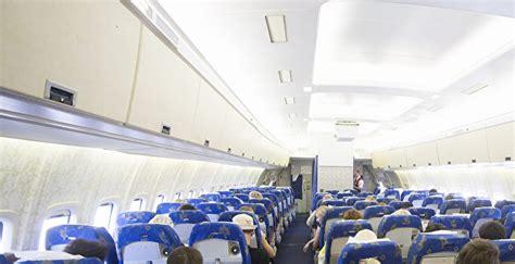 驚恐畫面：飛機遇亂流 空姐撞上天花板 飛行員 大紀元