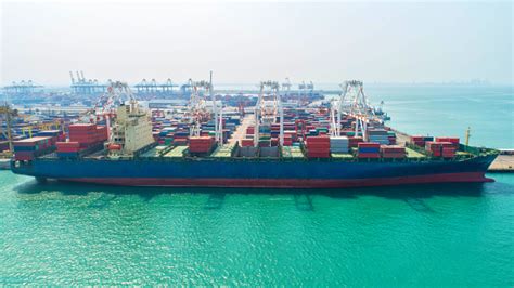 集裝箱船在進出口業務和物流用起重機將貨物運到港口國際水運鳥瞰圖和俯視圖 照片檔及更多 全球性 照片 全球性 商務 城市 Istock