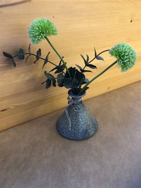 Se produkter som liknar Vas i glas med plastblommor på Tradera