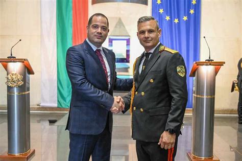 БТА Министърът на вътрешните работи награди директора на Областната дирекция на МВР Шумен