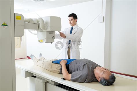 医生给患者检查身体高清图片下载 正版图片507654402 摄图网 医生给患者检查身体高清图片下载 正版图片507654402 摄图网