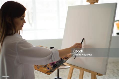 예술 스튜디오에서 수업을 하는 젊은 여성 학생 꽃을 그리는 방법을 학습 그리기에 대한 스톡 사진 및 기타 이미지 그리기 이젤 공예 Istock