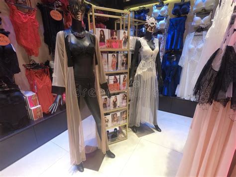 Maniquíes En Un Boutique De La Ropa Interior Foto Editorial Imagen De