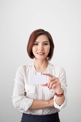젊은 아시아 여 자가 빈 카드를 들고 웃는 제스쳐 흰색 절연 개념에 대한 스톡 사진 및 기타 이미지 개념 개념과 주제