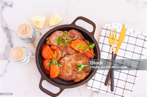 그릴 접시에 허브와 토마토를 곁들인 돼지고기 스테이크 돼지고기 목 구운 고기 바베큐 바비큐 고급 요리에 대한 스톡 사진 및 기타
