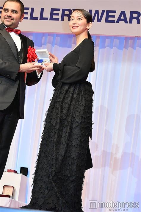 画像2122 吉岡里帆、胸元sexyな黒ドレスで大人の輝き「日本ジュエリーベストドレッサー賞」表彰式に常盤貴子・浜辺美波ら豪華集結＜写真