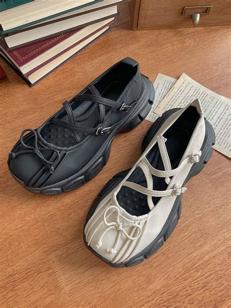 발레코어룩슈즈 블랙아이보리 2컬러 라운드 리본 버클엑스스트랩 키높이 스니커즈 키작녀 러블리 사랑스러운 샤랄라 소녀 무용신발 발래리나 현대 수수한 어글리라인