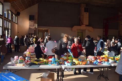Arudy braderie de jouets du Secours Populaire La République des