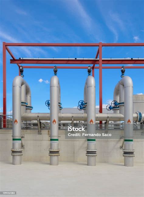 공장의 가스 파이프 파이프는 가연성 제품 기호로 표시됩니다 0명에 대한 스톡 사진 및 기타 이미지 0명 가연성 강철 Istock
