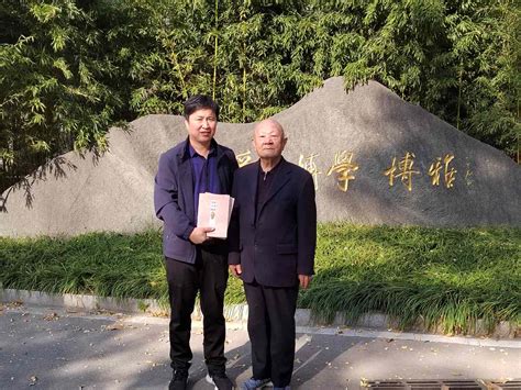淄博市教育局 基层传真 淄博一中校友司继庆向学校捐赠个人辞书著作