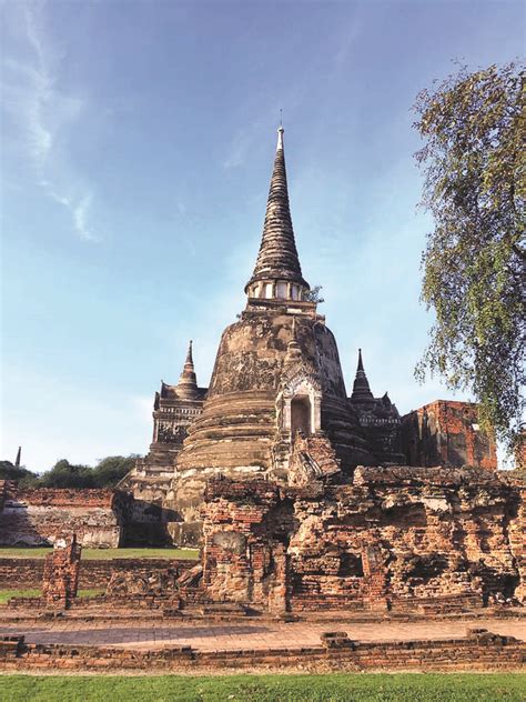 ผู้หญิง ตะลอนเที่ยว วัดพระศรีสรรเพชญ์ พระอารามหลวงประจำ