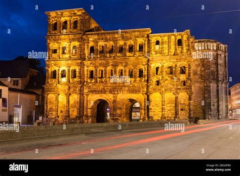 Porta nigra at night Fotos und Bildmaterial in hoher Auflösung Alamy
