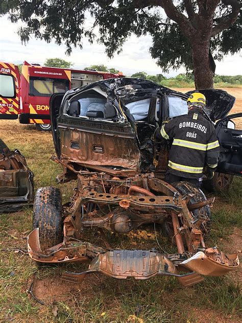 Motorista perde o controle do veículo e colide em árvore na Zona Rural