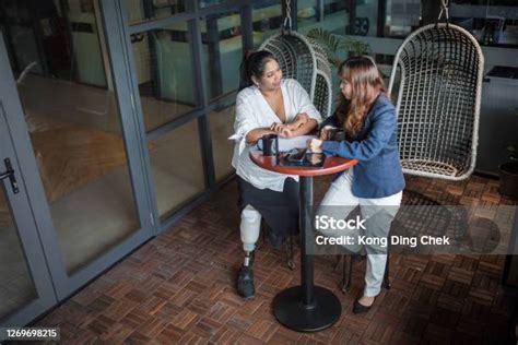 아시아 인도 여성 장애인 사업가 여성은 그녀의 동료와 함께 그녀의 커피 휴식 시간을 즐기고 의족을 가진 절단 수술을 받은 사람에 대한 스톡 사진 및 기타 이미지 Istock