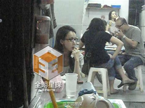 昔日台灣第一美女蕭薔獨自吃夜宵，環境簡陋直接用手剔牙接地氣 每日頭條