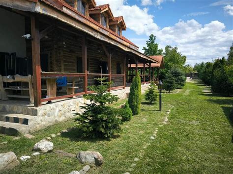 Satul din Gorj unde turiștii sunt așteptați cu specialități sârbești