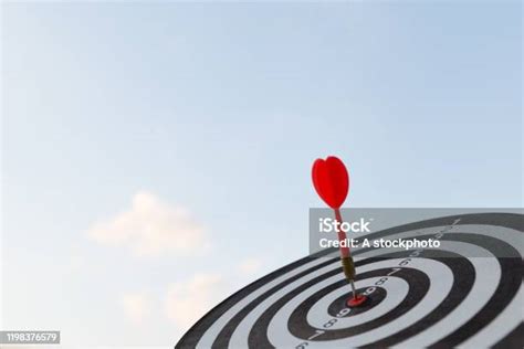 레드 다트 대상 화살표와 함께 불스 아이에 타격대상 마케팅 및 비즈니스 성공 개념 0명에 대한 스톡 사진 및 기타 이미지 0