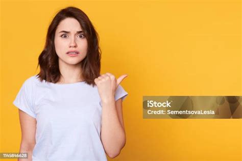 아 프를 닫 다 여자의 초상화는 충격적인 얼굴을 하 고 있습니다 오른쪽 빈 모퉁이에 포인트 Wityh 엄지 손가락 흰색 T