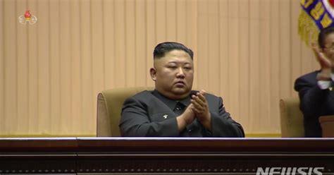 박수치는 김정은 국무위원장