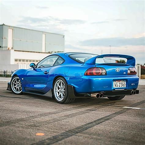 Un Coche Toyota Supra Mk4 En Una Carretera Foto Premium