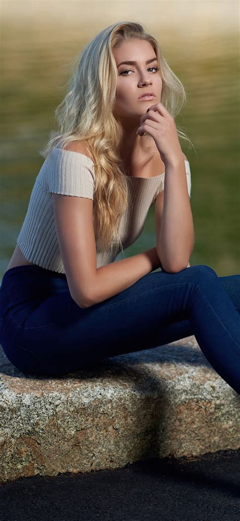 1125x2436 Blonde Girl Model Sitting Chin 4k Iphone Xs Iphone 10 Iphone