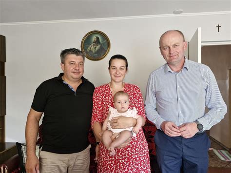 Wójt Ireneusz Szymczak Odwiedził Pierwsze Dzieci Urodzone W Tym Roku W