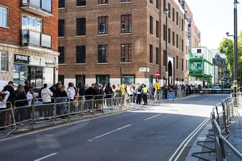 Queue Of People Who Came To Pay Respects To The Queen Elizabeth Ii